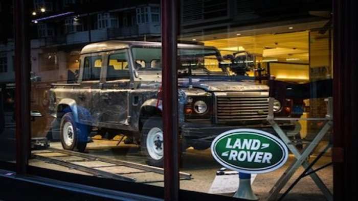 James Bond’s SKYFALL Defender debuts in Harrods display [Video]